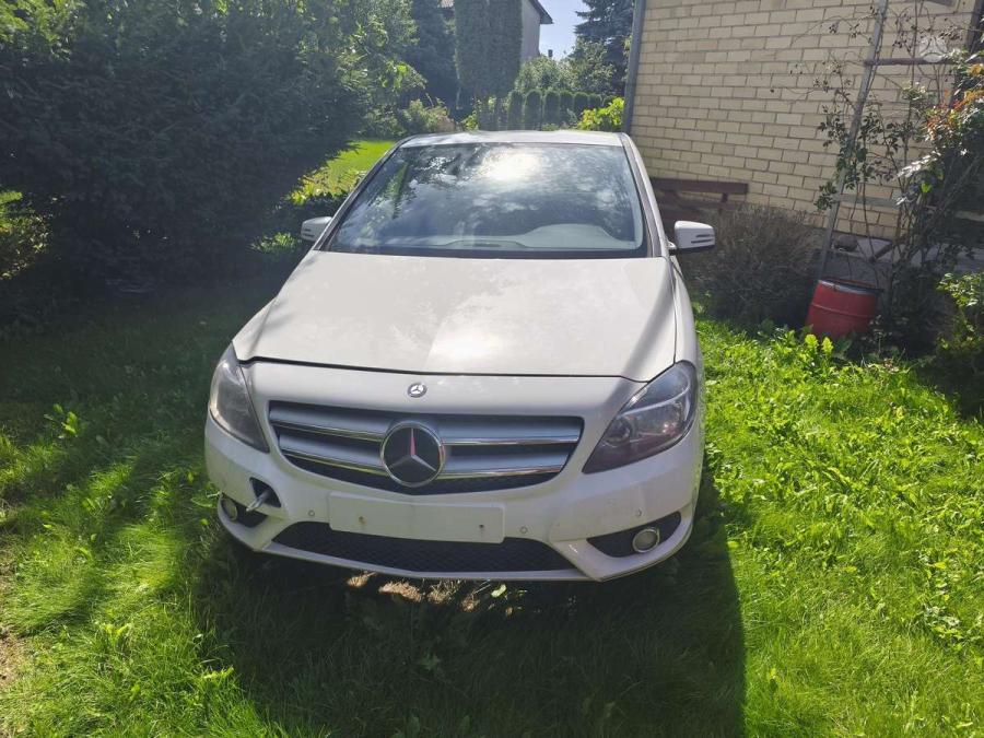 White Mercedes-Benz B 180 2013 in Vilnius, with an engine capacity of 1.80 L and mileage of 200 thousand km for 3000 €, photo 1 on AUTOMOTO.COM.LV