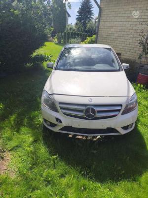 White Mercedes-Benz B 180 2013 in Vilnius, with an engine capacity of 1.80 L and mileage of 200 thousand km for 3000 €, photo 3 on AUTOMOTO.COM.LV