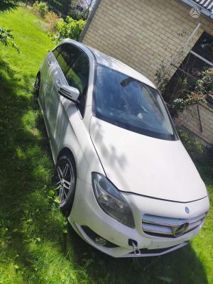 White Mercedes-Benz B 180 2013 in Vilnius, with an engine capacity of 1.80 L and mileage of 200 thousand km for 3000 €, photo 4 on AUTOMOTO.COM.LV