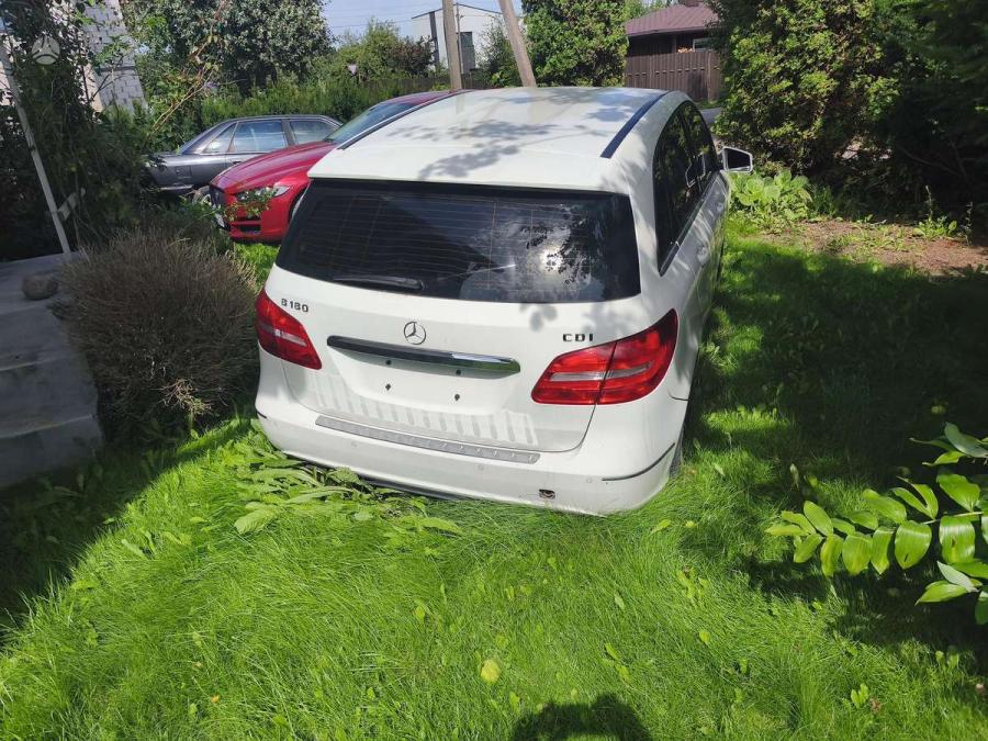 White Mercedes-Benz B 180 2013 in Vilnius, with an engine capacity of 1.80 L and mileage of 200 thousand km for 3000 €, photo 6 on AUTOMOTO.COM.LV
