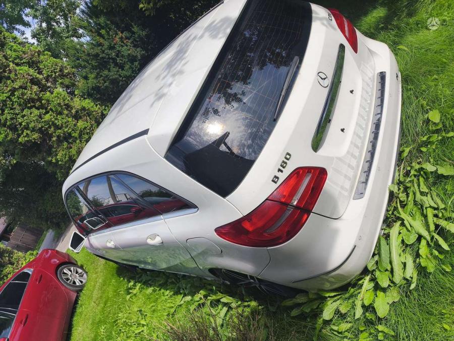 White Mercedes-Benz B 180 2013 in Vilnius, with an engine capacity of 1.80 L and mileage of 200 thousand km for 3000 €, photo 7 on AUTOMOTO.COM.LV