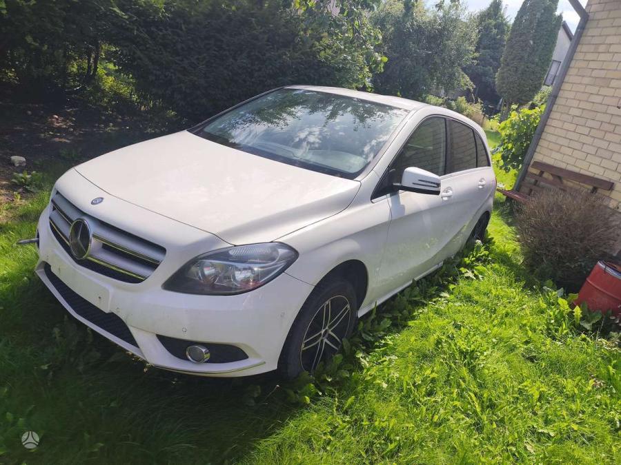 White Mercedes-Benz B 180 2013 in Vilnius, with an engine capacity of 1.80 L and mileage of 200 thousand km for 3000 €, photo 8 on AUTOMOTO.COM.LV