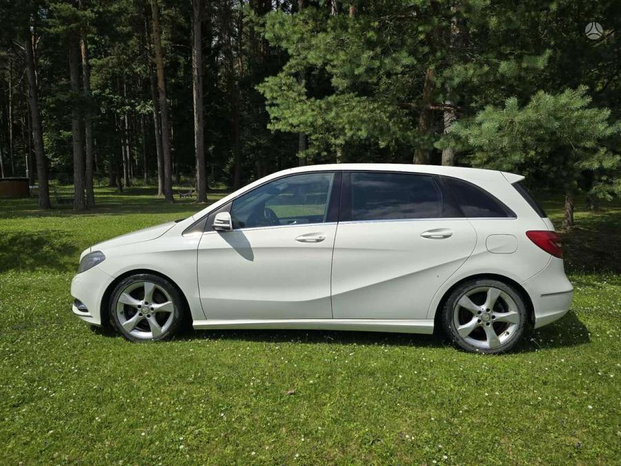White Mercedes-Benz B 180 2014 in Rokiskis, with an engine capacity of 1.80 L and mileage of 310 thousand km for 4850 €, photo 1 on AUTOMOTO.COM.LV