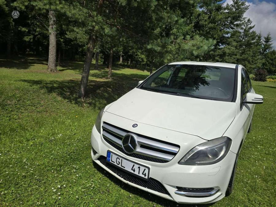 White Mercedes-Benz B 180 2014 in Rokiskis, with an engine capacity of 1.80 L and mileage of 310 thousand km for 4850 €, photo 5 on AUTOMOTO.COM.LV