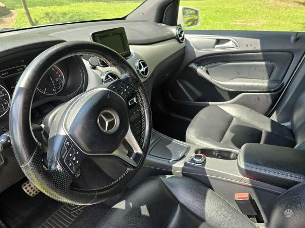 White Mercedes-Benz B 180 2014 in Rokiskis, with an engine capacity of 1.80 L and mileage of 310 thousand km for 4850 €, photo 6 on AUTOMOTO.COM.LV