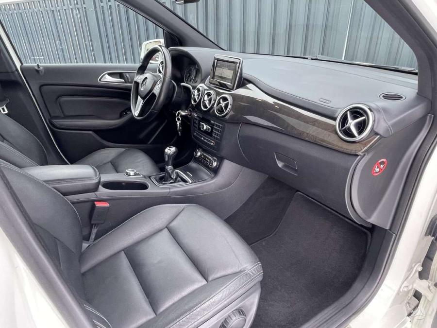 White Mercedes-Benz B 180 2012 in Taurage, with an engine capacity of 1.80 L and mileage of 280 thousand km for 5700 €, photo 15 on AUTOMOTO.COM.LV