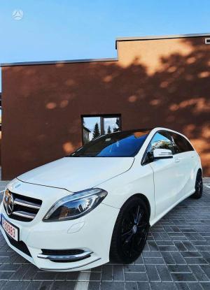 White Mercedes-Benz B 180 2013 in Kaisiadorys, with an engine capacity of 1.80 L and mileage of 276 thousand km for 5650 €, photo  on AUTOMOTO.COM.LV