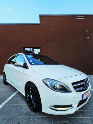 White Mercedes-Benz B 180 2013 in Kaisiadorys, with an engine capacity of 1.80 L and mileage of 276 thousand km for 5650 €, photo 3 on AUTOMOTO.COM.LV