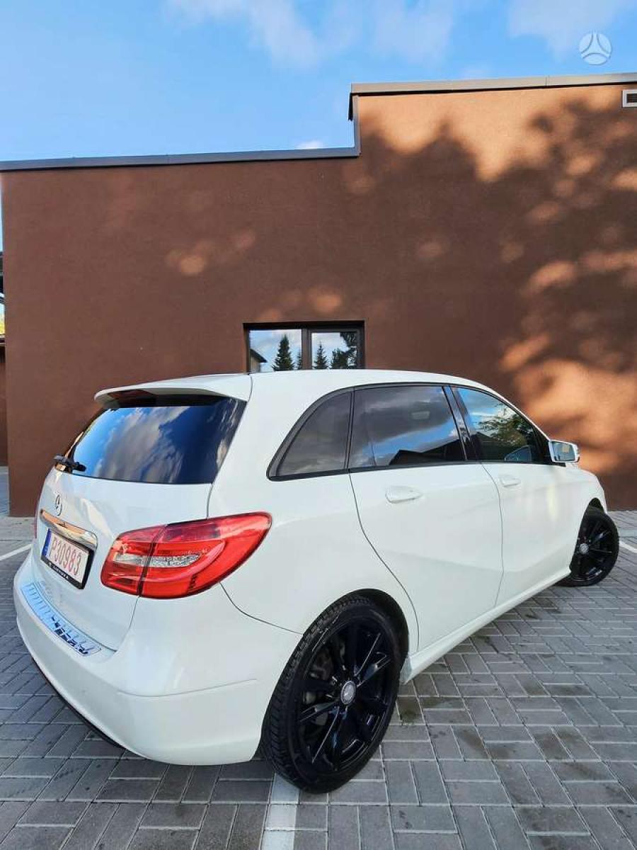 White Mercedes-Benz B 180 2013 in Kaisiadorys, with an engine capacity of 1.80 L and mileage of 276 thousand km for 5650 €, photo 4 on AUTOMOTO.COM.LV