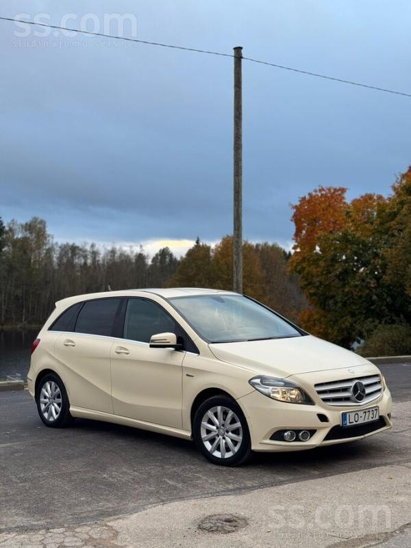 Yellow Mercedes-Benz B 180 2012 in Riga, with an engine capacity of 1.80 L and mileage of 283 thousand km for 4200 €, photo 3 on AUTOMOTO.COM.LV