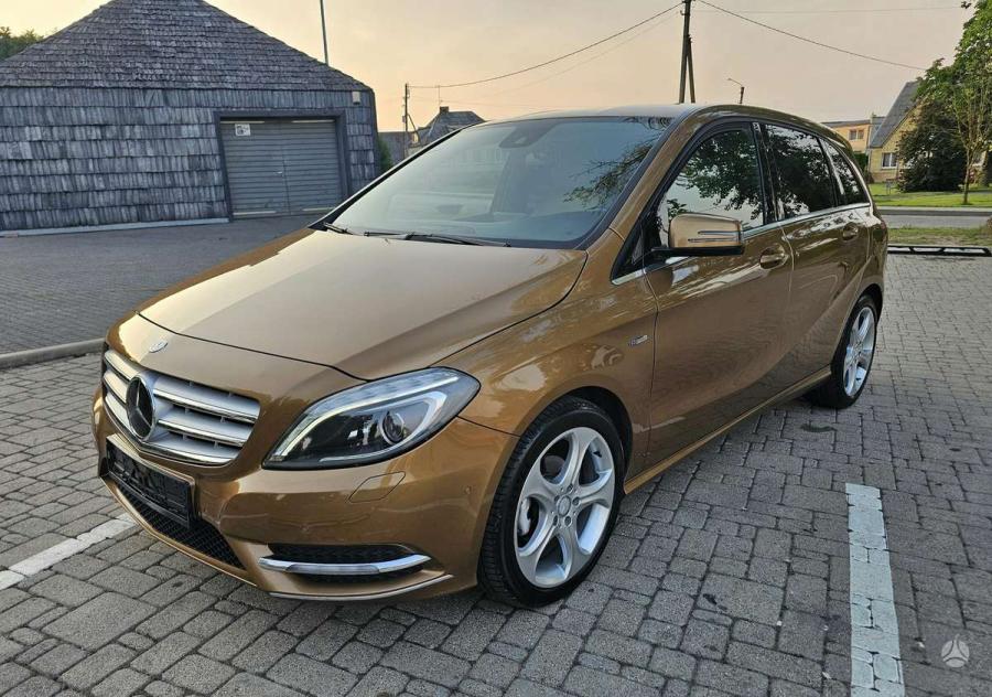 Yellow Mercedes-Benz B 180 2012 in Kelme, with an engine capacity of 1.80 L and mileage of 243 thousand km for 5300 €, photo 3 on AUTOMOTO.COM.LV