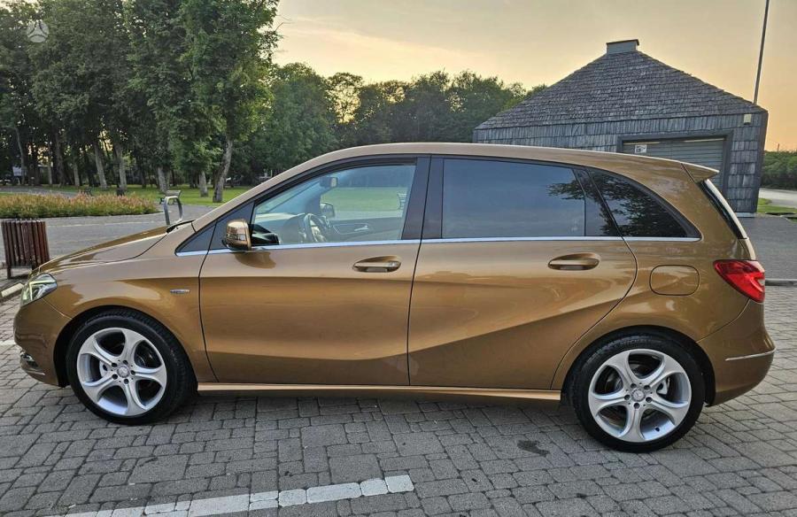 Yellow Mercedes-Benz B 180 2012 in Kelme, with an engine capacity of 1.80 L and mileage of 243 thousand km for 5300 €, photo 6 on AUTOMOTO.COM.LV