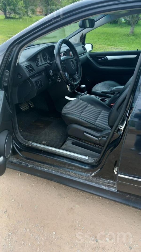 Black Mercedes-Benz B 200 2006 in Rezekne, with an engine capacity of 2.00 L and mileage of 280 thousand km for 1500 €, photo 2 on AUTOMOTO.COM.LV