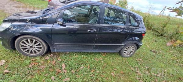 Black Mercedes-Benz B 200 2007 in Riga, with an engine capacity of 2.00 L and mileage of 399 thousand km for 500 €, photo 4 on AUTOMOTO.COM.LV