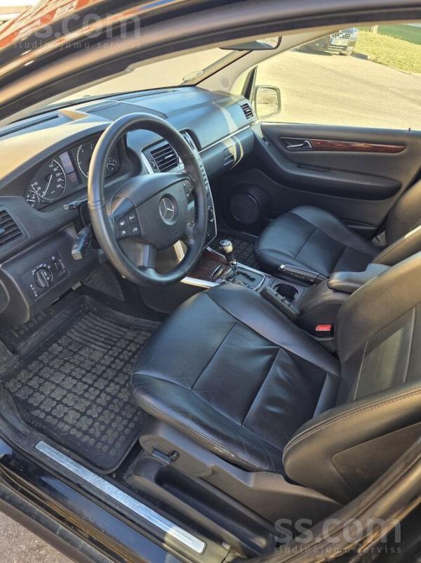 Black Mercedes-Benz B 200 2008 in Riga, with an engine capacity of 2.00 L and mileage of 271 thousand km for 2900 €, photo 2 on AUTOMOTO.COM.LV