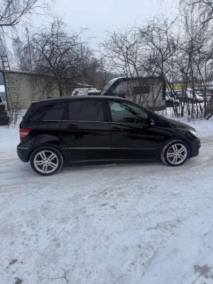 Black Mercedes-Benz B 200 2010 in Siauliai, with an engine capacity of 2.00 L and mileage of 290 thousand km for 3900 €, photo 3 on AUTOMOTO.COM.LV