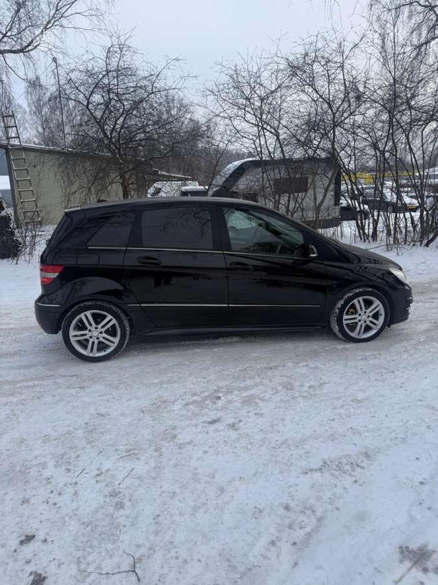 Black Mercedes-Benz B 200 2010 in Siauliai, with an engine capacity of 2.00 L and mileage of 290 thousand km for 3900 €, photo 3 on AUTOMOTO.COM.LV