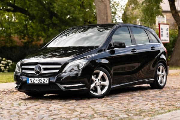 Black Mercedes-Benz B 200 2013 in Riga, with an engine capacity of 1.80 L and mileage of 243 thousand km for 7990 €, photo 1 on AUTOMOTO.COM.LV