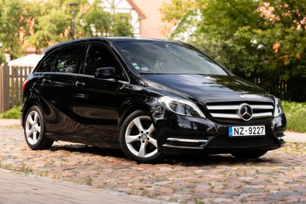 Black Mercedes-Benz B 200 2013 in Riga, with an engine capacity of 1.80 L and mileage of 243 thousand km for 7990 €, photo 4 on AUTOMOTO.COM.LV