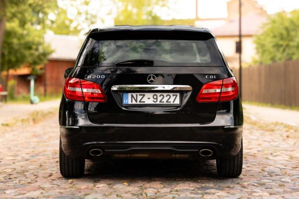 Black Mercedes-Benz B 200 2013 in Riga, with an engine capacity of 1.80 L and mileage of 243 thousand km for 7990 €, photo 6 on AUTOMOTO.COM.LV