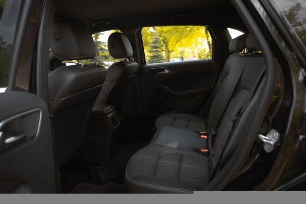 Black Mercedes-Benz B 200 2013 in Riga, with an engine capacity of 1.80 L and mileage of 243 thousand km for 7990 €, photo 8 on AUTOMOTO.COM.LV