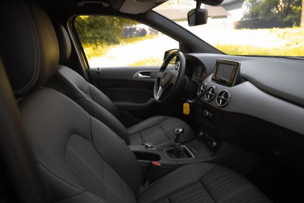 Black Mercedes-Benz B 200 2013 in Riga, with an engine capacity of 1.80 L and mileage of 243 thousand km for 7990 €, photo 10 on AUTOMOTO.COM.LV