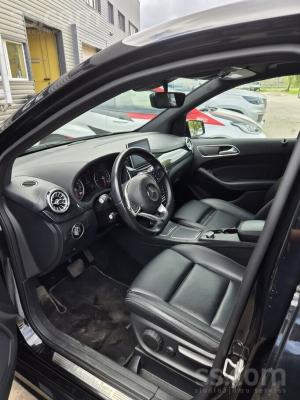 Black Mercedes-Benz B 200 2016 in Riga, with an engine capacity of 2.00 L and mileage of 140 thousand km for 14000 €, photo 3 on AUTOMOTO.COM.LV