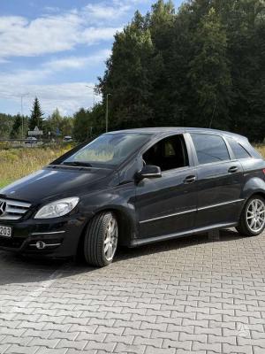 Black Mercedes-Benz B 200 2009 in Vilnius, with an engine capacity of 1.99 L and mileage of 259 thousand km for 2950 €, photo 3 on AUTOMOTO.COM.LV