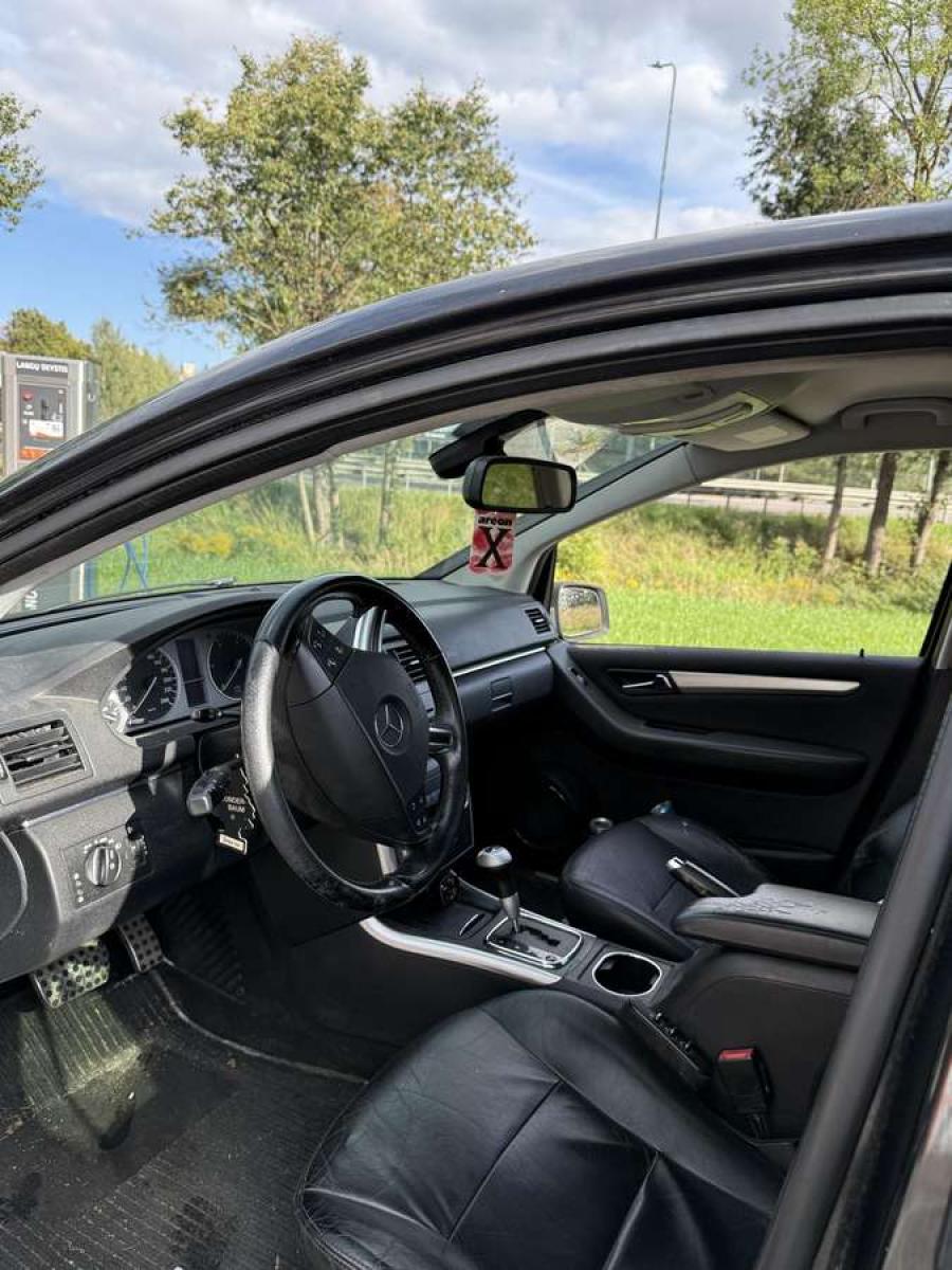 Black Mercedes-Benz B 200 2009 in Vilnius, with an engine capacity of 1.99 L and mileage of 259 thousand km for 2950 €, photo 7 on AUTOMOTO.COM.LV