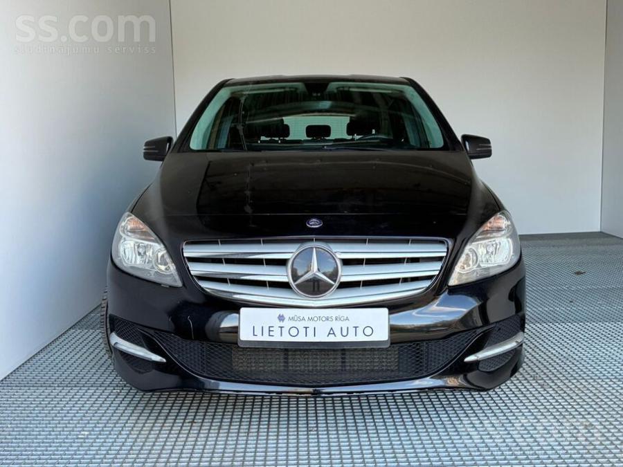 Black Mercedes-Benz B 200 2015 in Riga, with an engine capacity of 2.00 L and mileage of 242 thousand km for 6800 €, photo 3 on AUTOMOTO.COM.LV