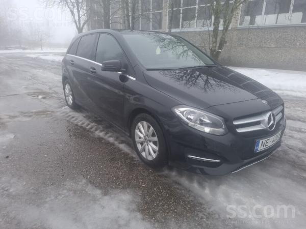 Black Mercedes-Benz B 200 2018 in Limbazi, with an engine capacity of 2.10 L and mileage of 280 thousand km for 13500 €, photo 3 on AUTOMOTO.COM.LV