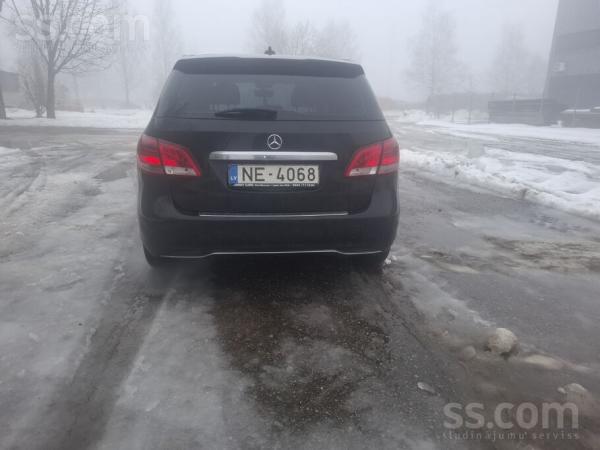 Black Mercedes-Benz B 200 2018 in Limbazi, with an engine capacity of 2.10 L and mileage of 280 thousand km for 13500 €, photo 4 on AUTOMOTO.COM.LV