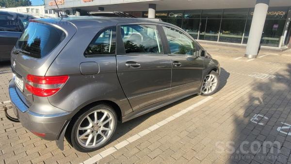 Brown Mercedes-Benz B 200 2009 in Riga, with an engine capacity of 1.90 L and mileage of 252 thousand km for 3100 €, photo 6 on AUTOMOTO.COM.LV
