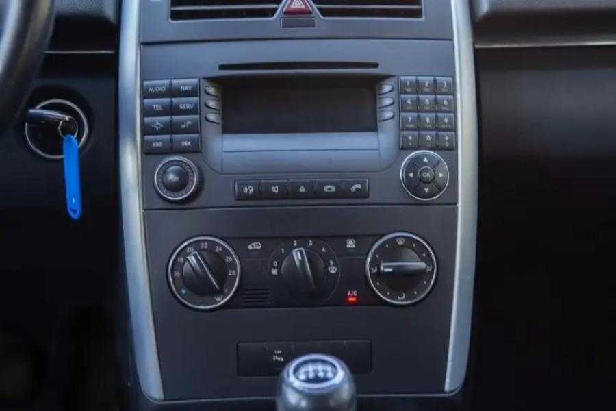 Pelēks Mercedes-Benz B 200 2006 Grobiņa, ar dzinēja tilpumu 2.00 L un nobraukumu 352 tūkst. km par 3700 €, foto 12 vietnē AUTOMOTO.COM.LV
