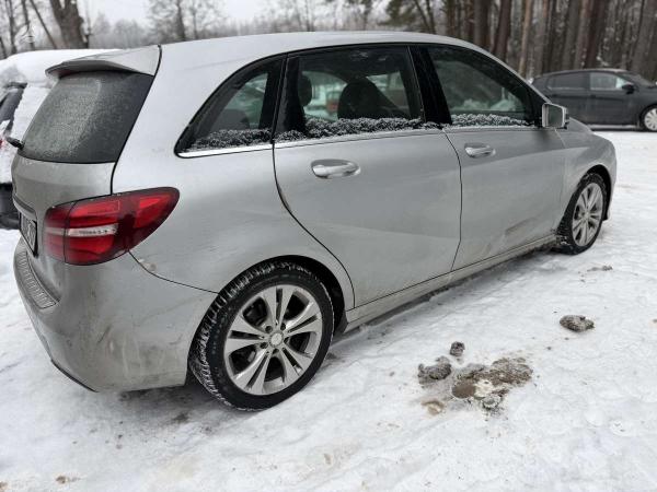 Grey Mercedes-Benz B 200 2015 in Kazlu Ruda, with an engine capacity of 2.14 L and mileage of 262 thousand km for 6100 €, photo 3 on AUTOMOTO.COM.LV