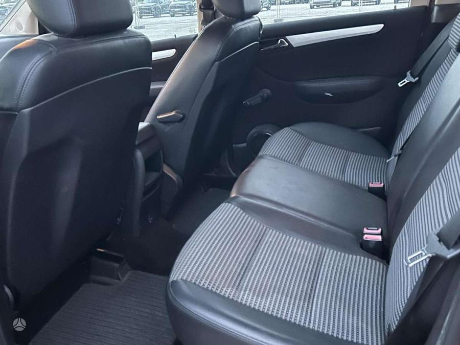 Red Mercedes-Benz B 200 2005 in Vilnius, with an engine capacity of 2.04 L and mileage of 278 thousand km for 2990 €, photo 29 on AUTOMOTO.COM.LV