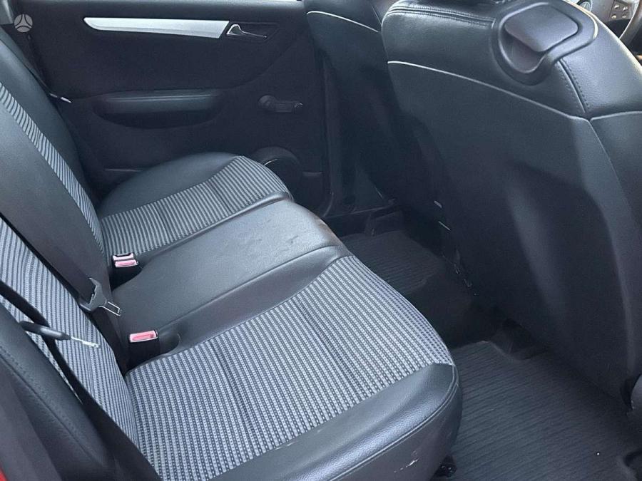 Red Mercedes-Benz B 200 2005 in Vilnius, with an engine capacity of 2.04 L and mileage of 278 thousand km for 2990 €, photo 30 on AUTOMOTO.COM.LV