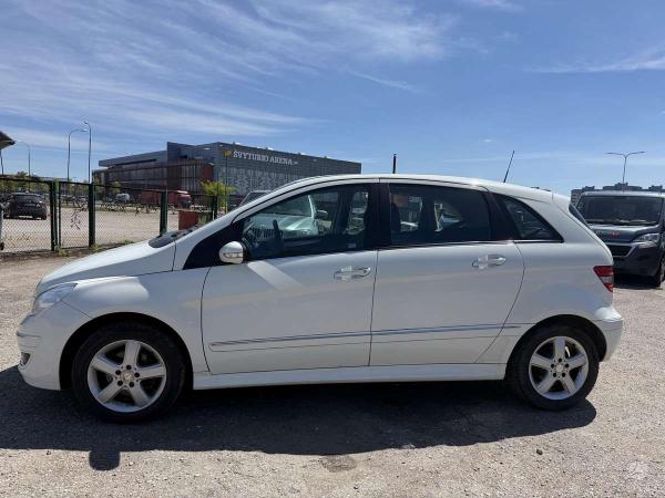 White Mercedes-Benz B 200 2008 in Klaipeda, with an engine capacity of 1.99 L and mileage of 242 thousand km for 2490 €, photo 1 on AUTOMOTO.COM.LV