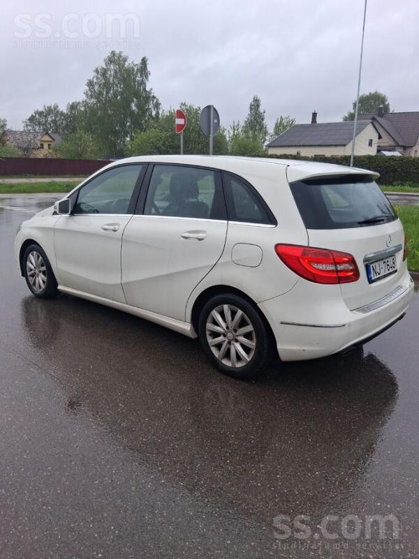 White Mercedes-Benz B 200 2013 in Riga, with an engine capacity of 1.80 L and mileage of 242 thousand km for 5600 €, photo 4 on AUTOMOTO.COM.LV