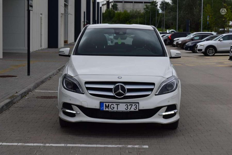 White Mercedes-Benz B 200 2015 in Vilnius, with an engine capacity of 1.99 L and mileage of 299 thousand km for 6150 €, photo 3 on AUTOMOTO.COM.LV