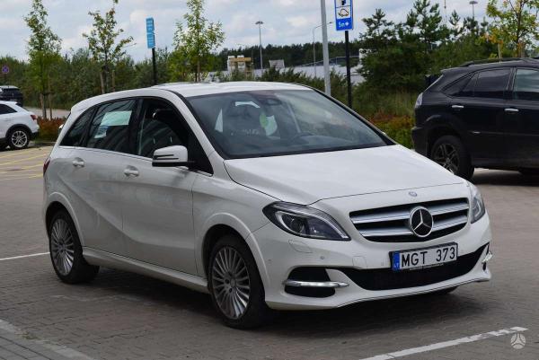 White Mercedes-Benz B 200 2015 in Vilnius, with an engine capacity of 1.99 L and mileage of 299 thousand km for 6150 €, photo 3 on AUTOMOTO.COM.LV