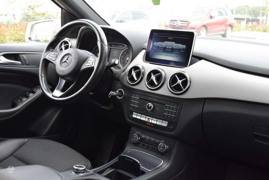 White Mercedes-Benz B 200 2015 in Vilnius, with an engine capacity of 1.99 L and mileage of 299 thousand km for 6150 €, photo 12 on AUTOMOTO.COM.LV