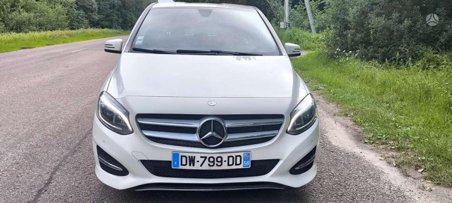 White Mercedes-Benz B 200 2015 in Kaunas, with an engine capacity of 2.14 L and mileage of 215 thousand km for 7300 €, photo 3 on AUTOMOTO.COM.LV