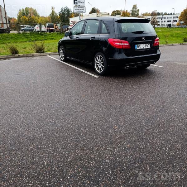 Mercedes-Benz B 220 2013 in Riga on AUTOMOTO.COM.LV Black Mercedes-Benz B 220 2013 in Riga, with an engine capacity of 2.20 L and mileage of 252 thousand km for 6200 €, photo 4 on AUTOMOTO.COM.LV
