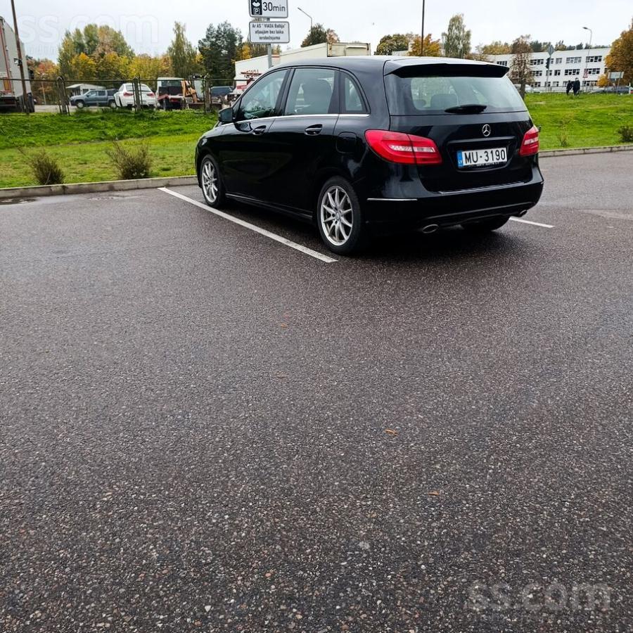 Black Mercedes-Benz B 220 2013 in Riga, with an engine capacity of 2.20 L and mileage of 252 thousand km for 6200 €, photo 4 on AUTOMOTO.COM.LV