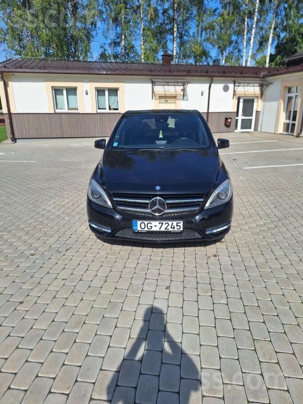 Black Mercedes-Benz B 220 2015 in Madona, with an engine capacity of 2.20 L and mileage of 179 thousand km for 11900 €, photo 3 on AUTOMOTO.COM.LV