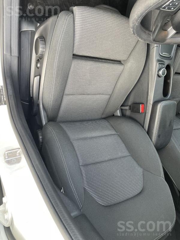 White Mercedes-Benz B 220 2019 in Cesis, with an engine capacity of 2.20 L and mileage of 142 thousand km for 8700 €, photo 5 on AUTOMOTO.COM.LV