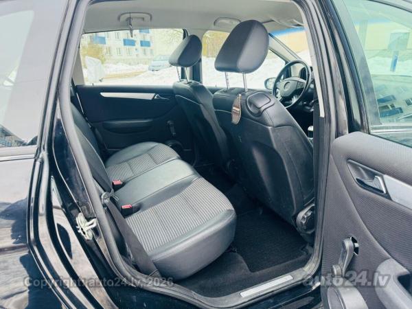Melns Mercedes-Benz B-Class 2006 Tallina, ar dzinēja tilpumu 2.00 L un nobraukumu 272 tūkst. km par 1990 €, foto 10 vietnē AUTOMOTO.COM.LV