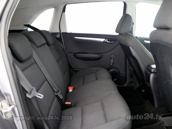 Pelēks Mercedes-Benz B-Class 2010 Tallina, ar dzinēja tilpumu 2.00 L un nobraukumu 379 tūkst. km par 1999 €, foto 7 vietnē AUTOMOTO.COM.LV
