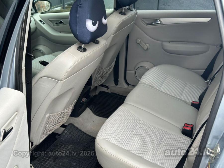 Pelēks Mercedes-Benz B-Class 2005 Tallina, ar dzinēja tilpumu 2.00 L un nobraukumu 387 tūkst. km par 3000 €, foto 10 vietnē AUTOMOTO.COM.LV
